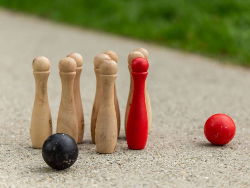 Garden bowling | Outdoor play